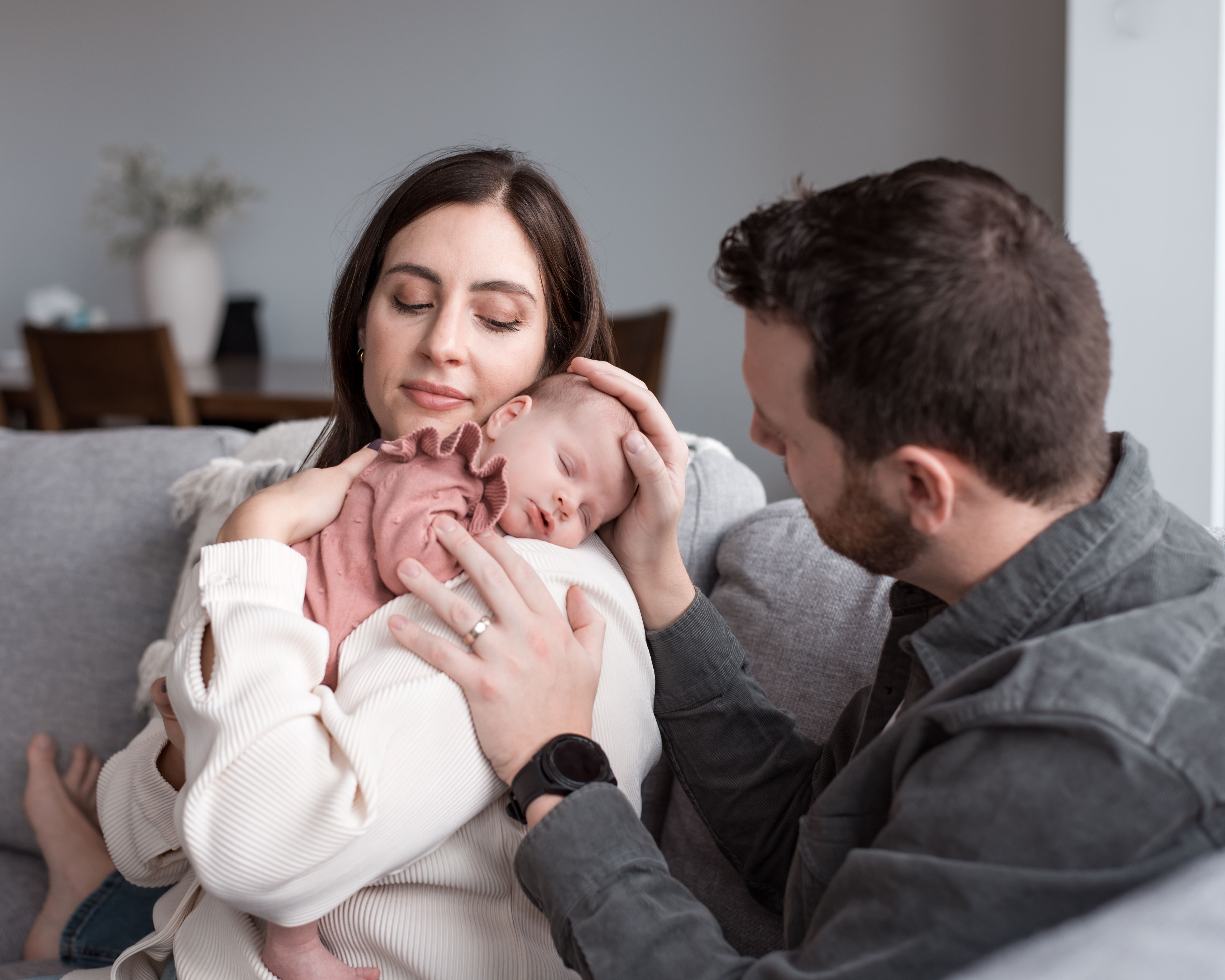 Capturing Valuable Moments Between Parents and Newborns in Their Own Home - Studio Cath ...